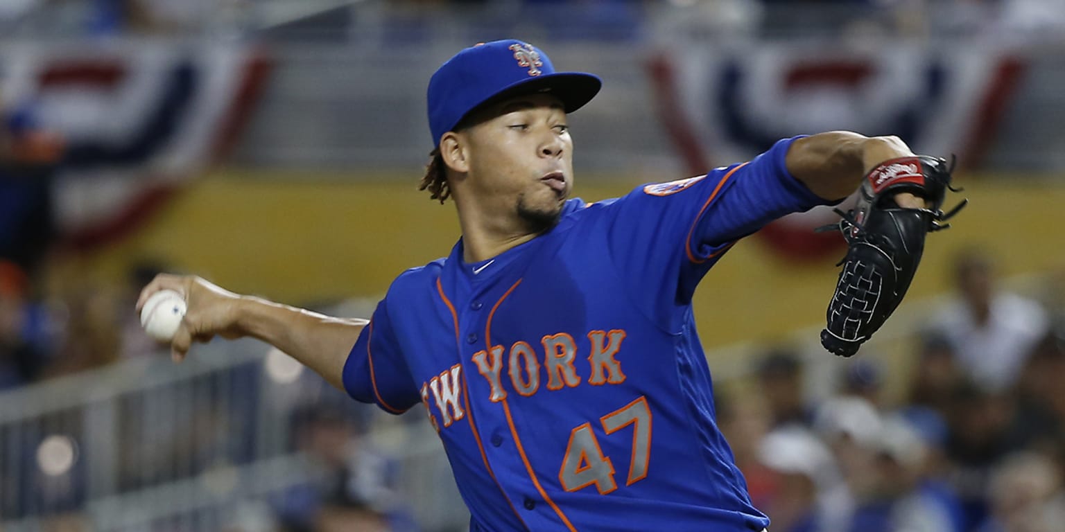 Mets option Hansel Robles, recall Josh Smoker