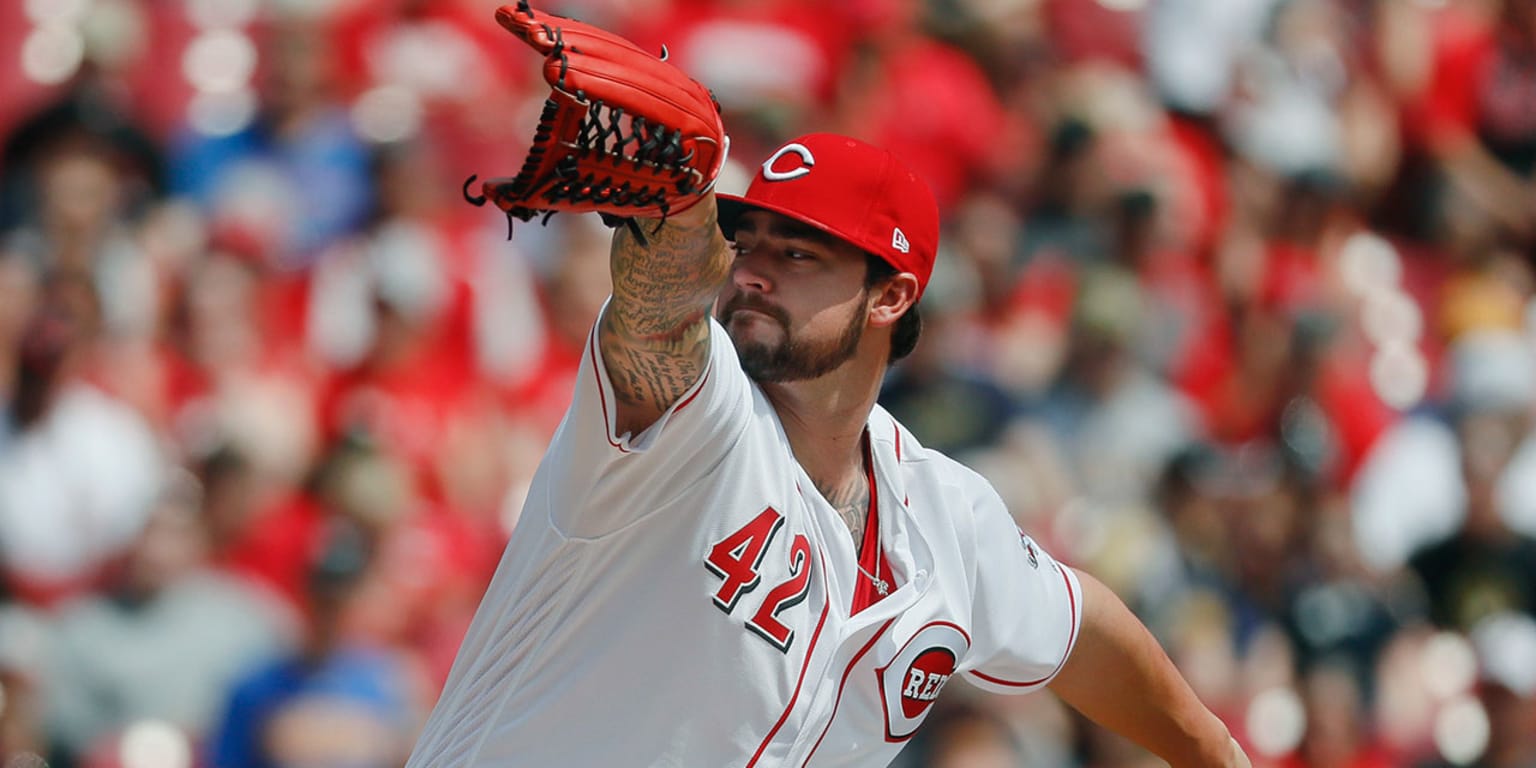 Brandon Finnegan exits with shoulder strain