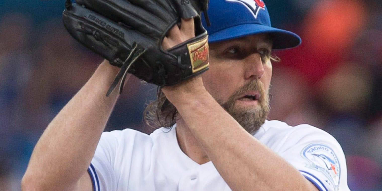 Braves sign R.A. Dickey