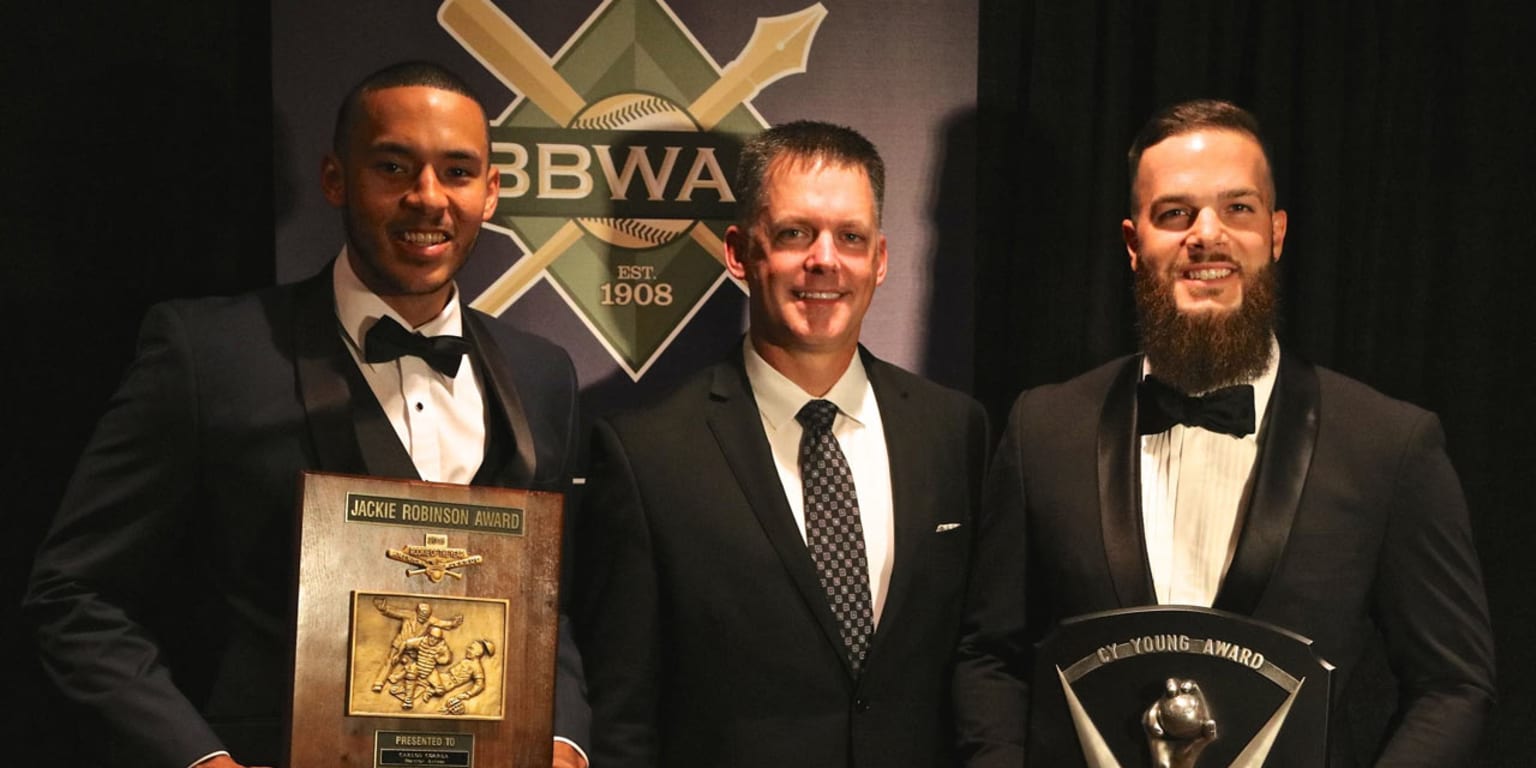 Astros' Correa, Keuchel accept BBWAA awards