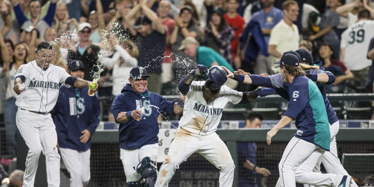 Seattle gains ground in WC with big comeback