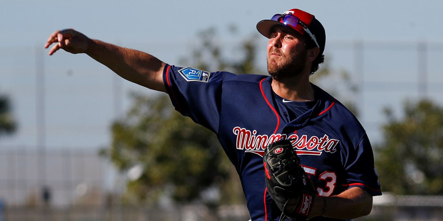 Michael Kohn sustains right biceps injury