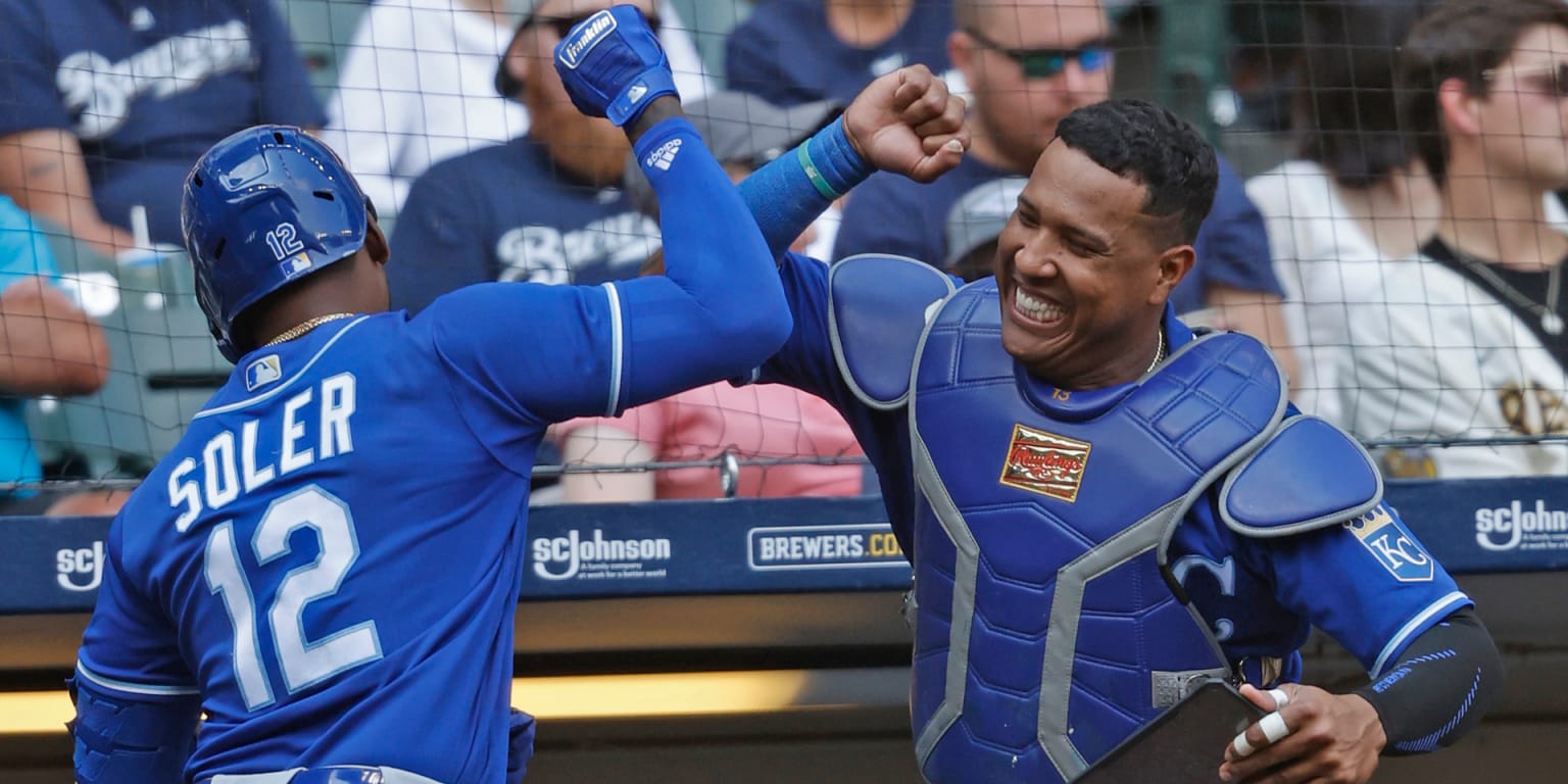 Royals sweep division-leading Brewers