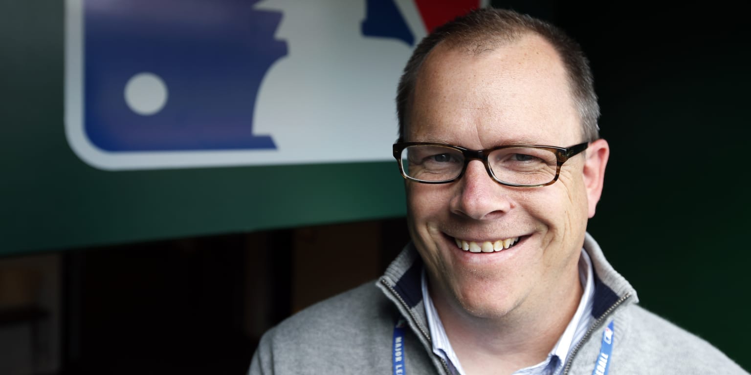 Baseball writer saves cameraman's life | MLB.com