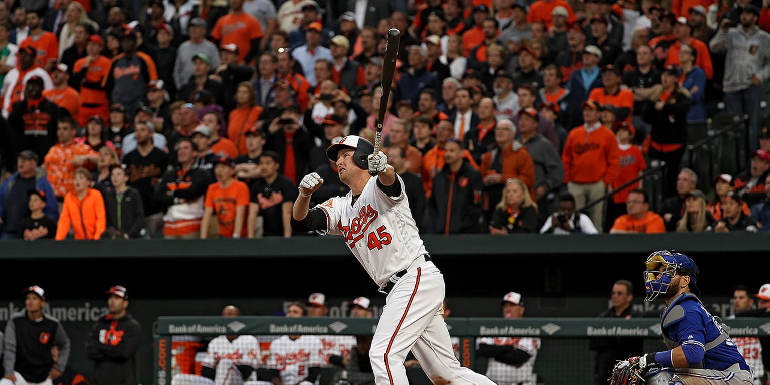 O's Mark Trumbo hits walk-off homer in 11th