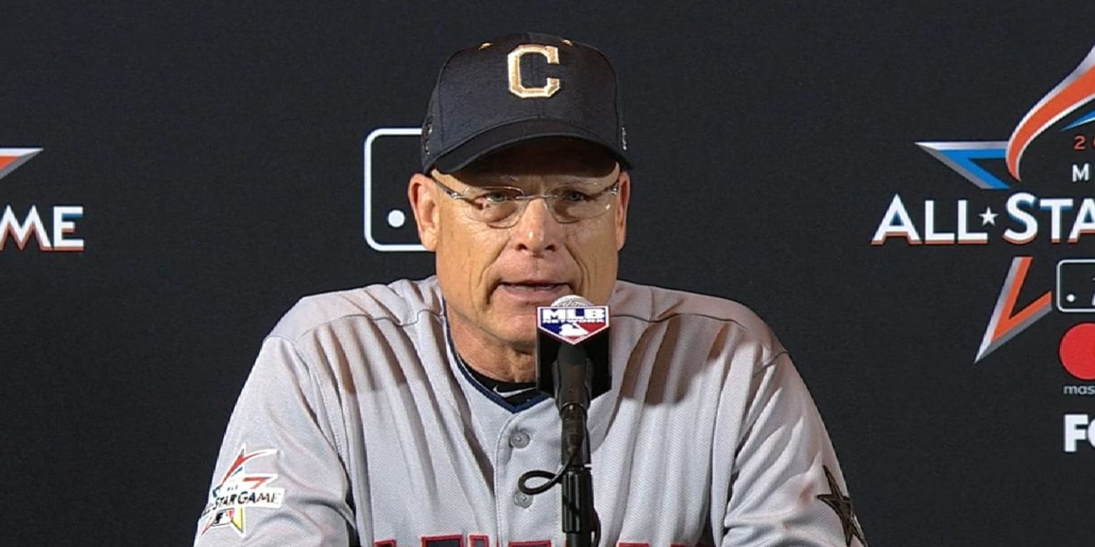 Terry Francona has quite the reaction to wad of gum on Brad Mills' head ...