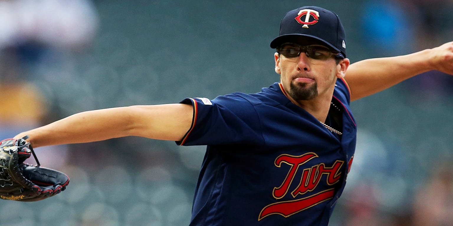 Smeltzer luce en debut de G.L. y gana Minnesota