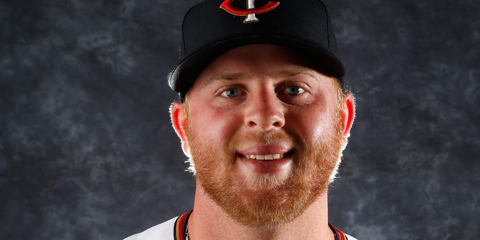 Twins select reliever Buddy Boshers' contract