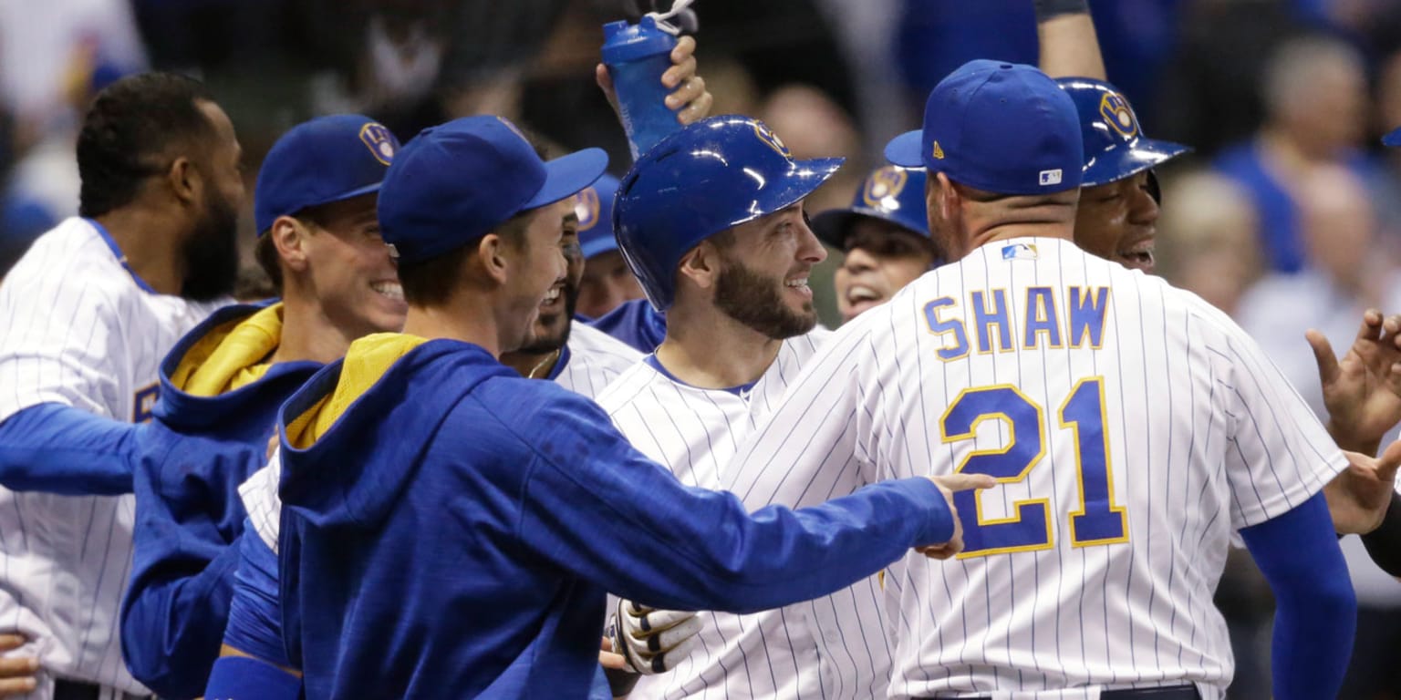 Brewers beat Cubs on wild pitch in 11th inning