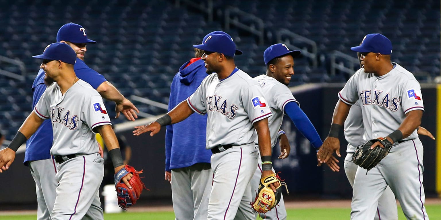 Rangers win at rainy Yankee Stadium