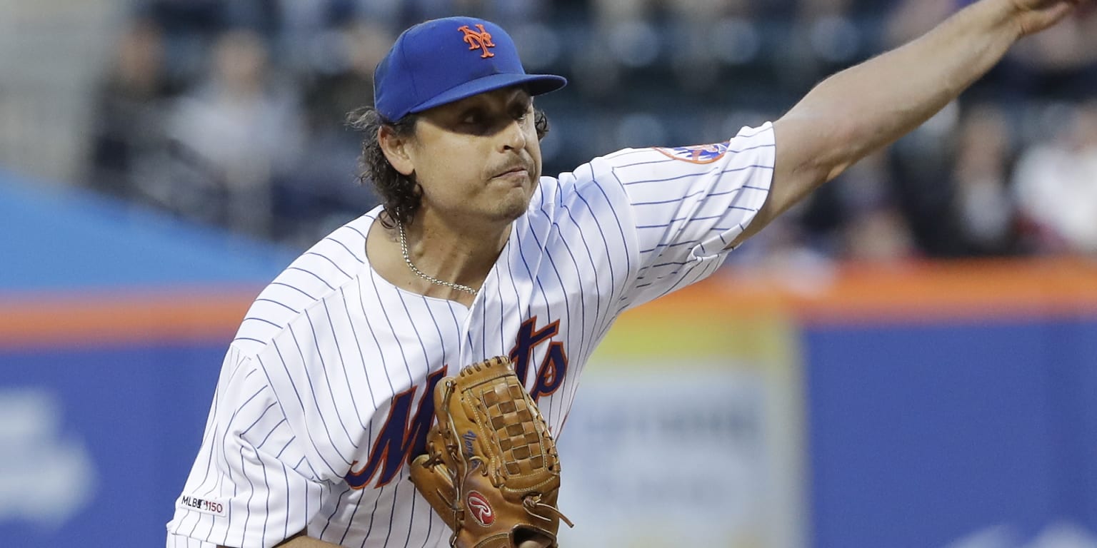 Jason Vargas shows command vs. Phillies