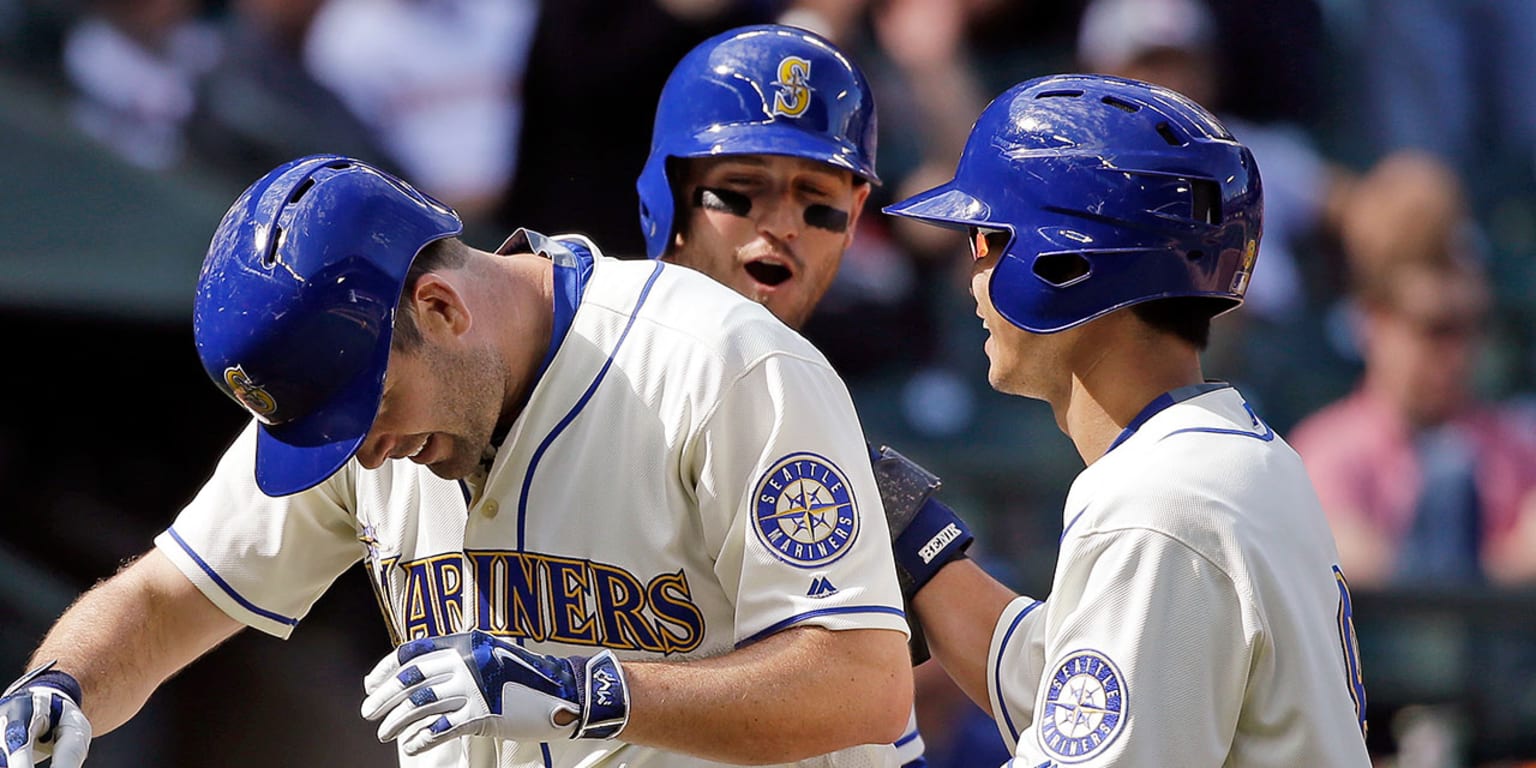 Seth Smith hits two home runs in Mariners' win