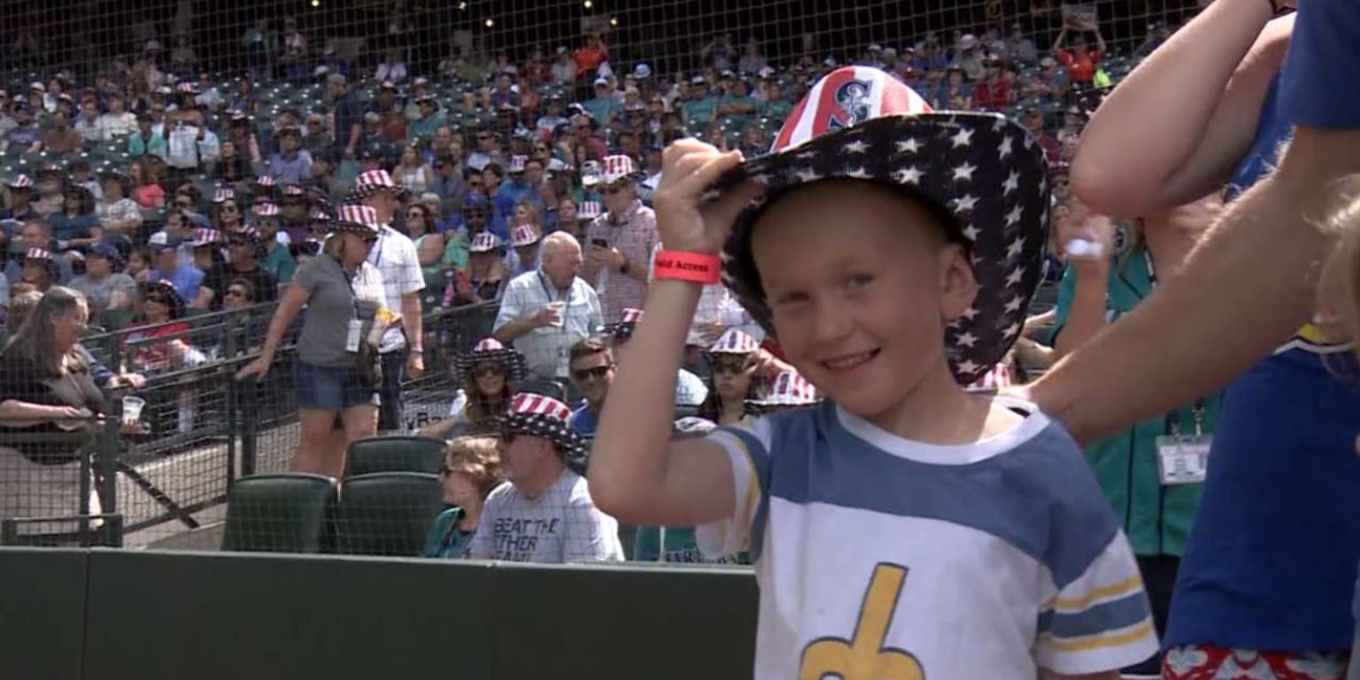A young Mariners fan kept calm and completed a unique game ball ...