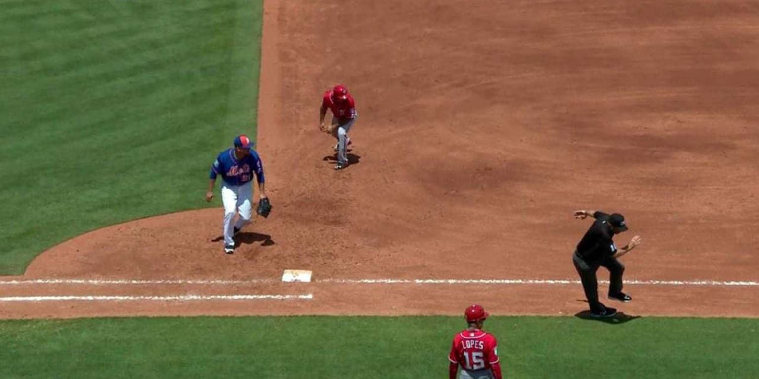 Umpire Ed Hickox showed off some incredible reflexes as he Matrixed out ...