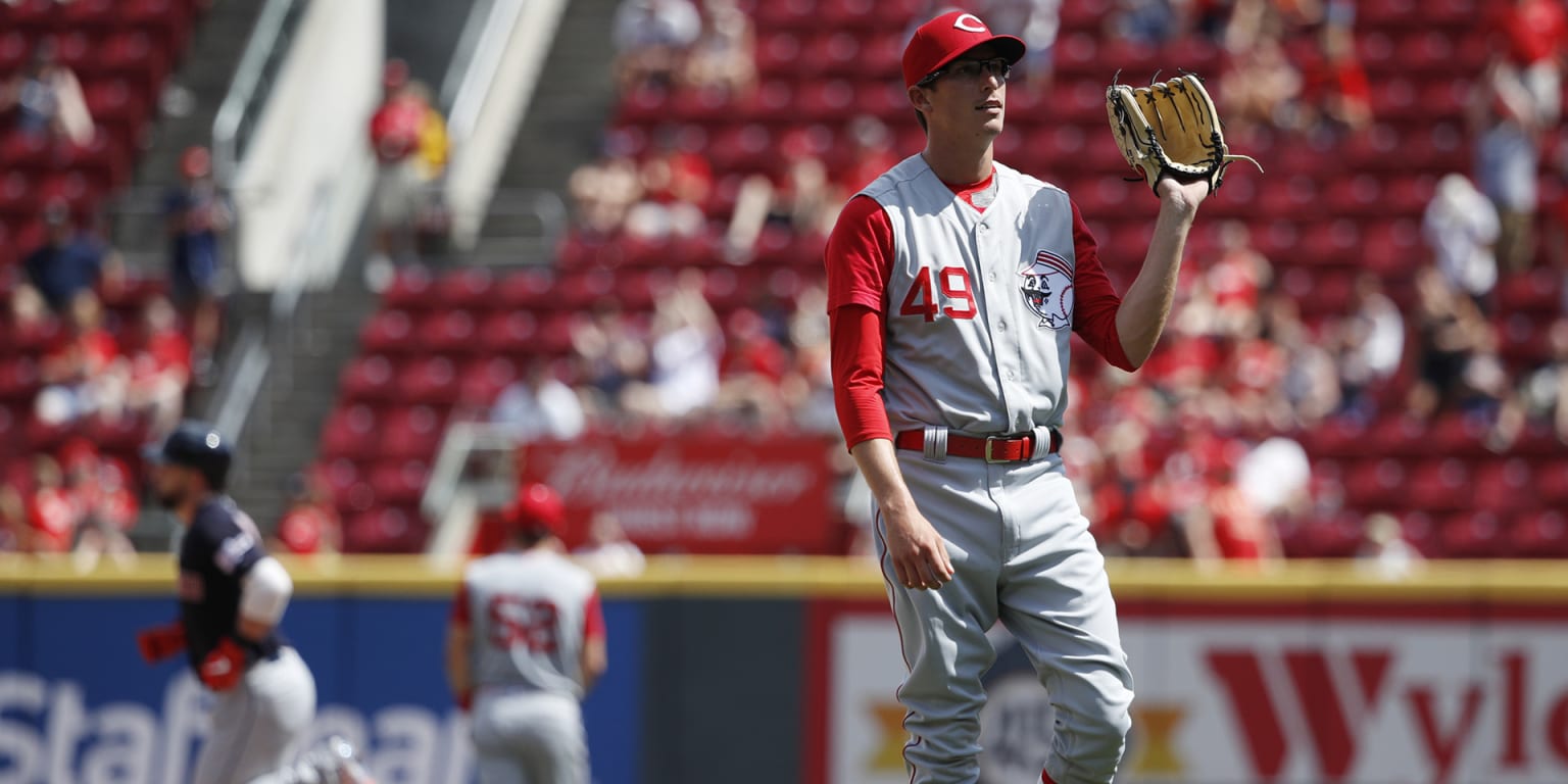 Reds allow six runs in eighth, lose series to Indians