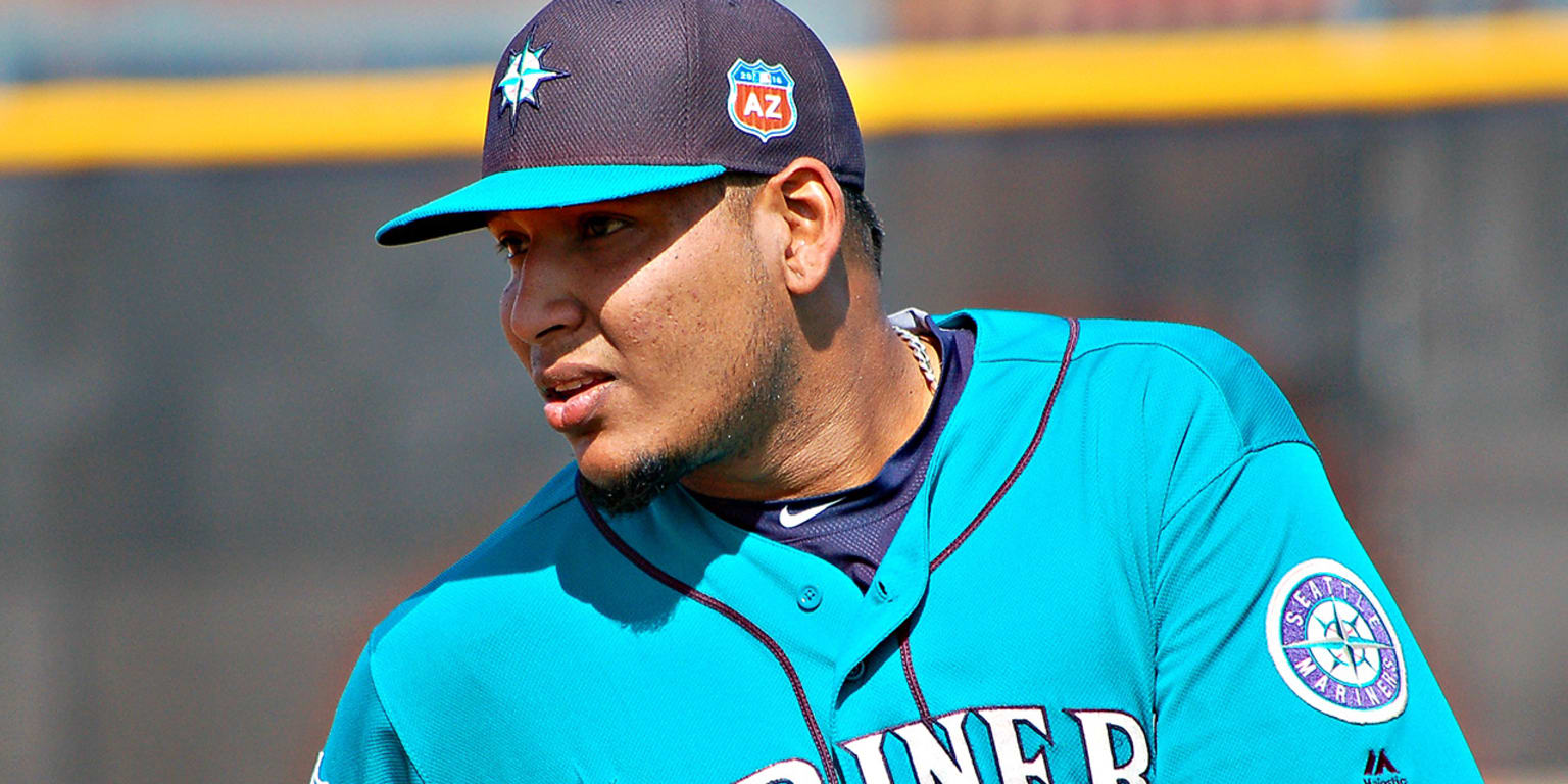 Mayckol Guaipe honors Sanchez with jersey