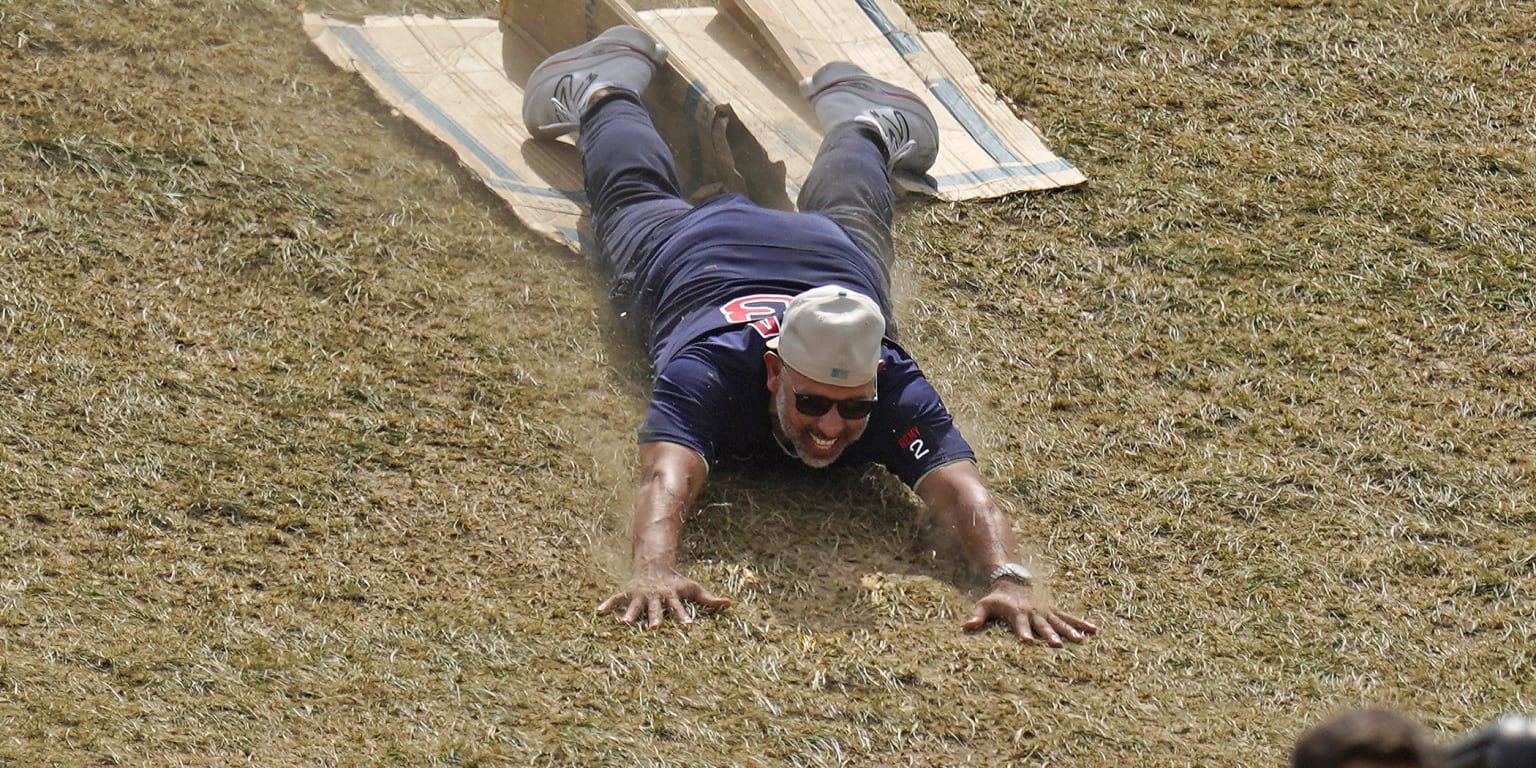 Red Sox enjoy sliding, meeting youth players at Little League Classic