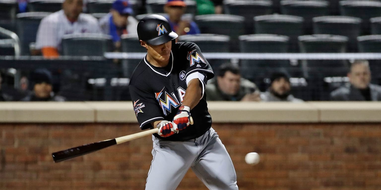 Marlins Wei-Yin Chen records first MLB hit