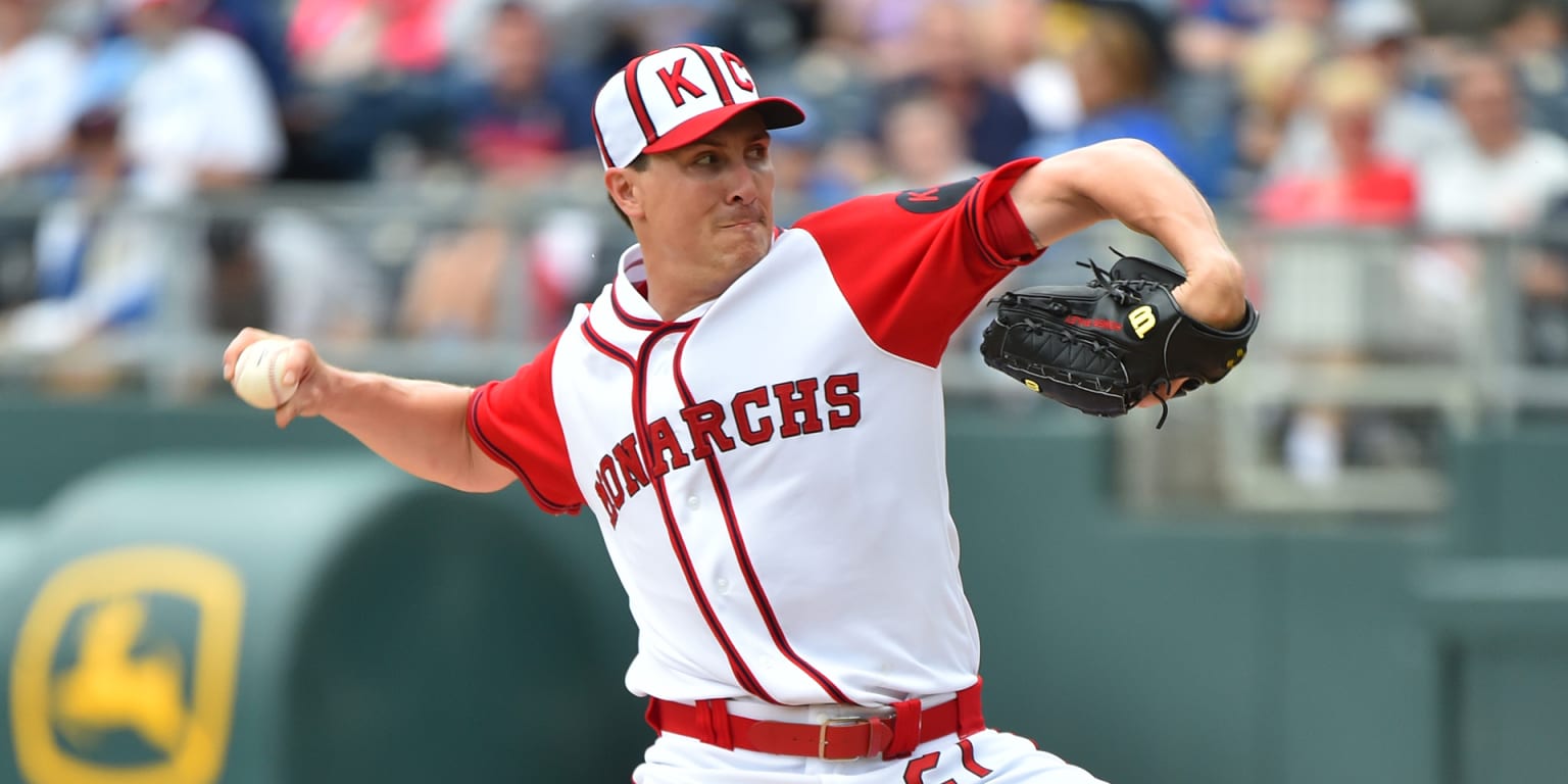 Homer Bailey pitches Royals to split with Twins