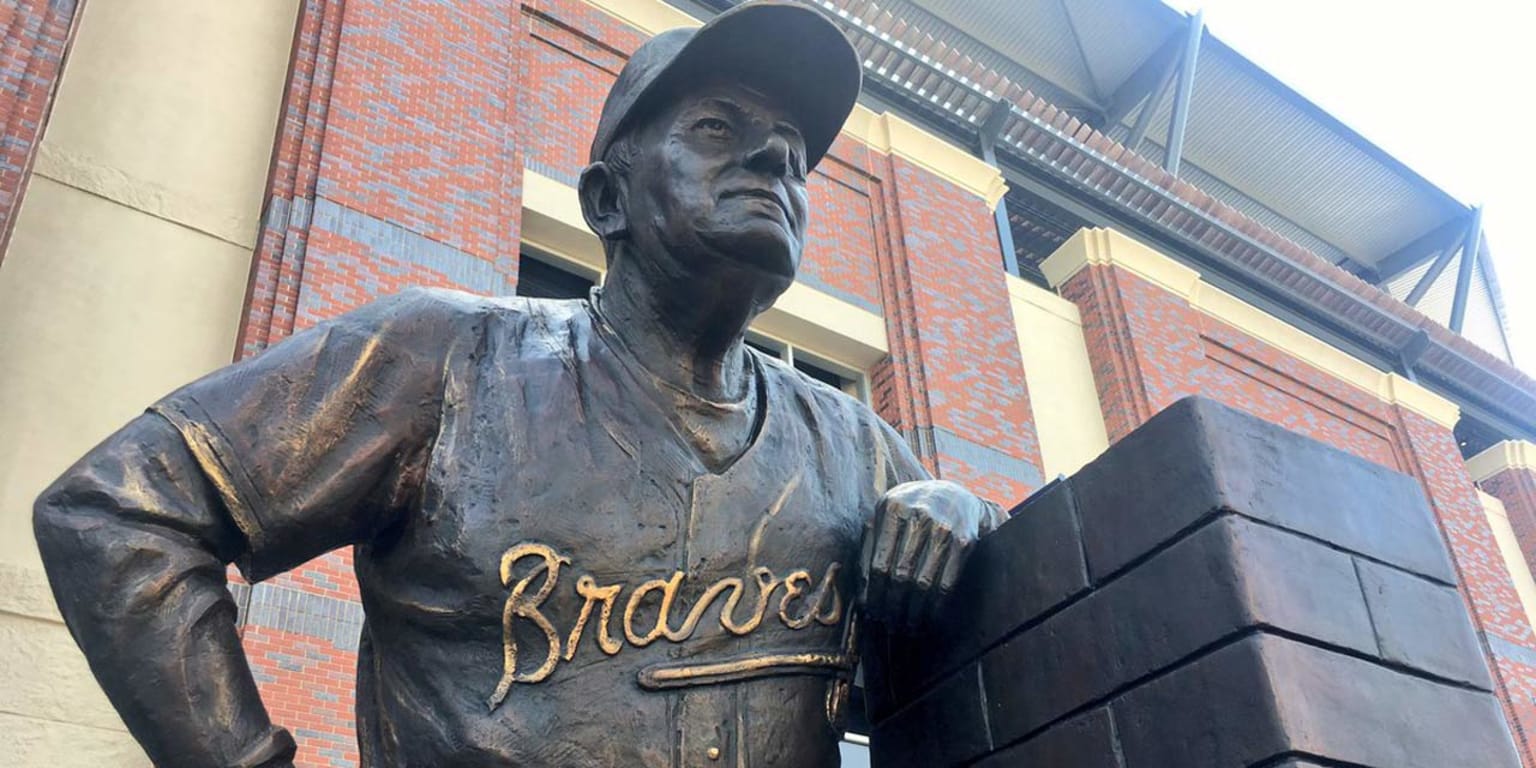 Braves unveil bronze statue of Bobby Cox