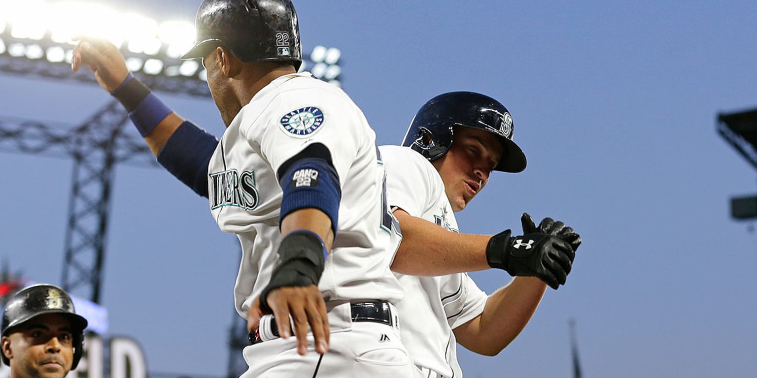 Mariners hit 3 homers to beat Yankees