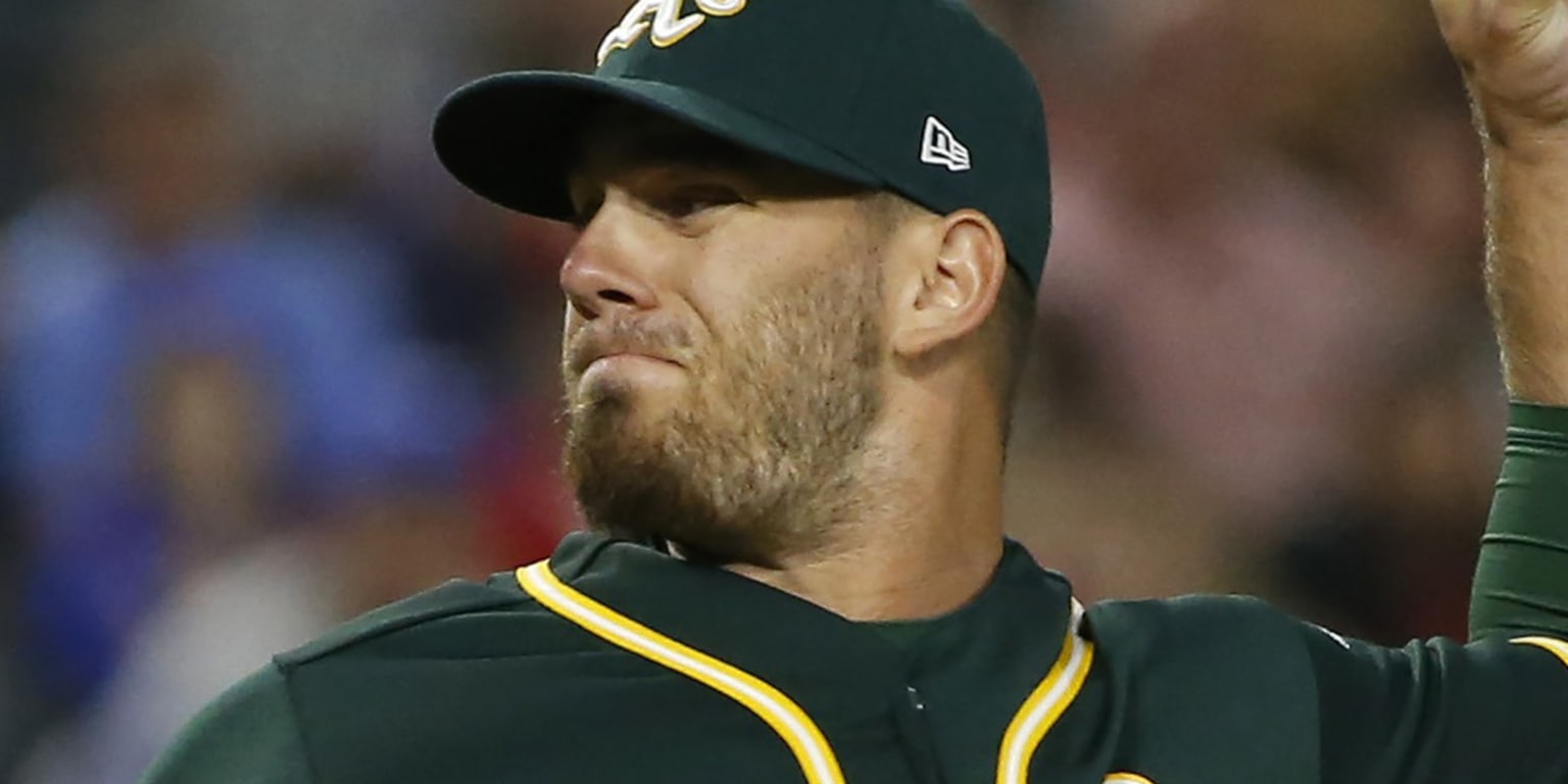 Mariners claim reliever Sam Moll off waivers