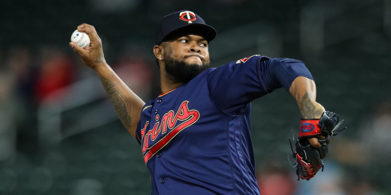 Twins decline Alex Colomé option