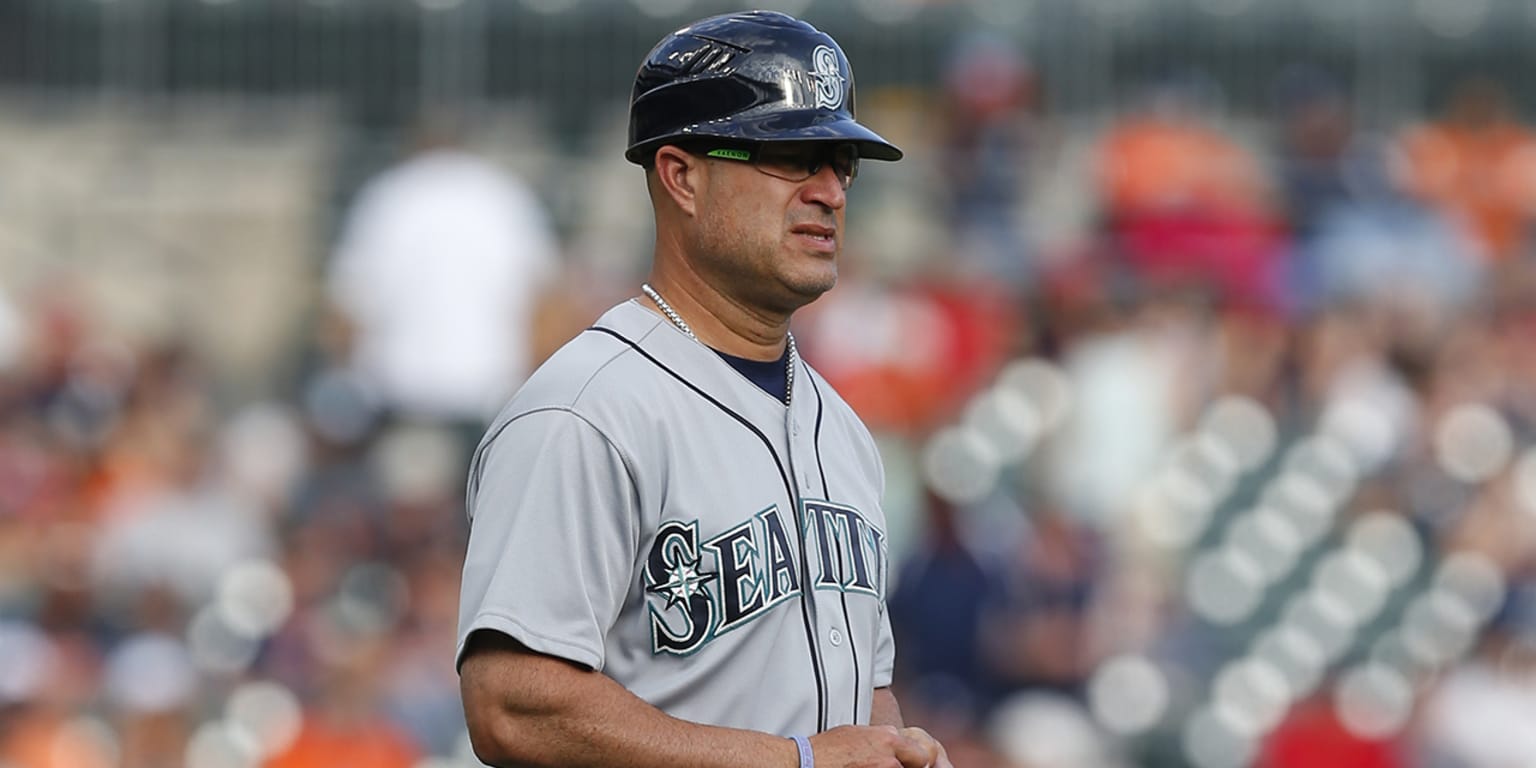 Mariners coach Manny Acta to receive award