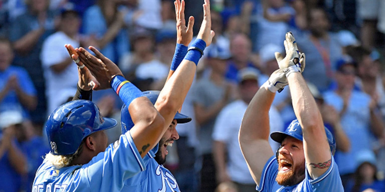 Royals score 11 against Twins in finale