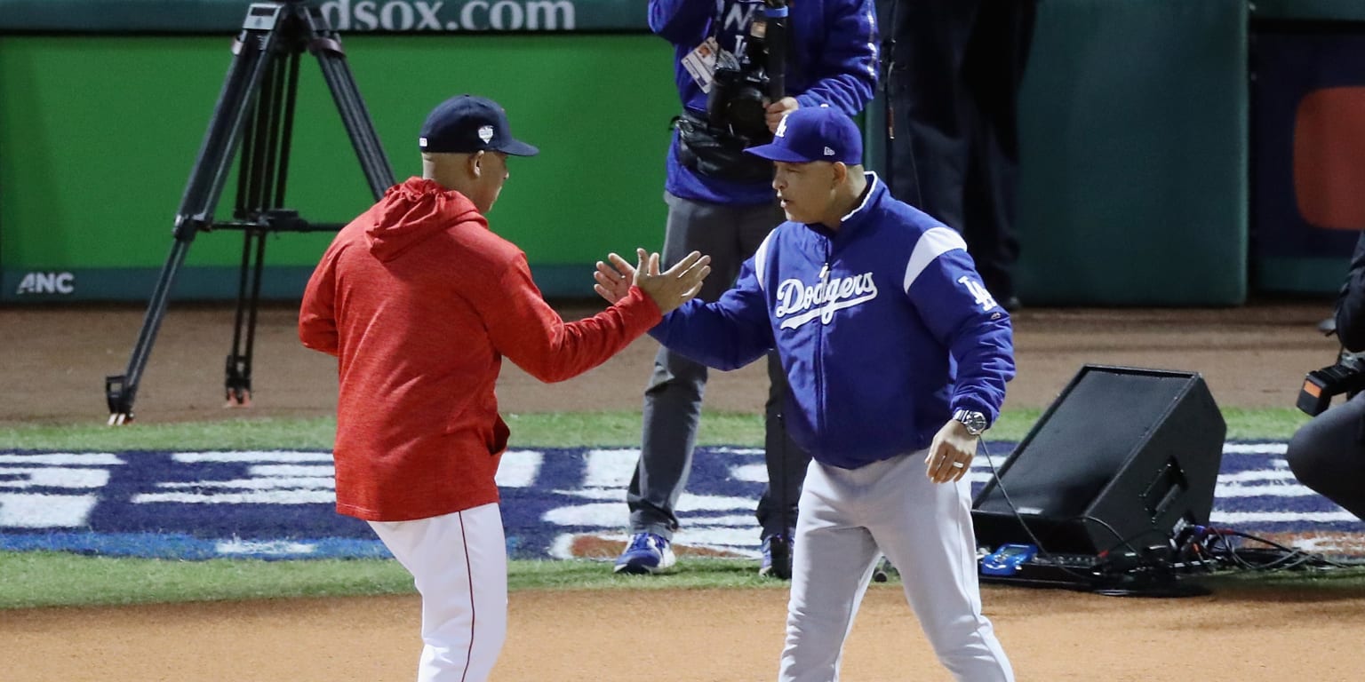 Red Sox fans gave Dodgers manager and 2004 ALCS hero Dave Roberts a big ...