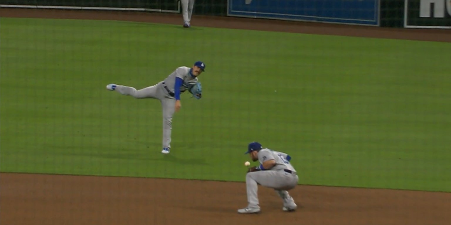 Enrique Hernández hits Max Muncy with cutoff throw