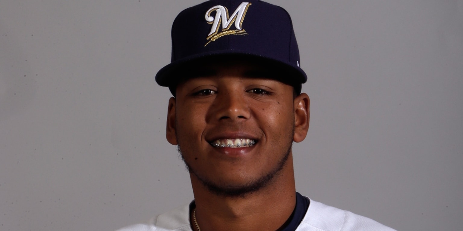 Freddy Peralta hace su debut con Cerveceros