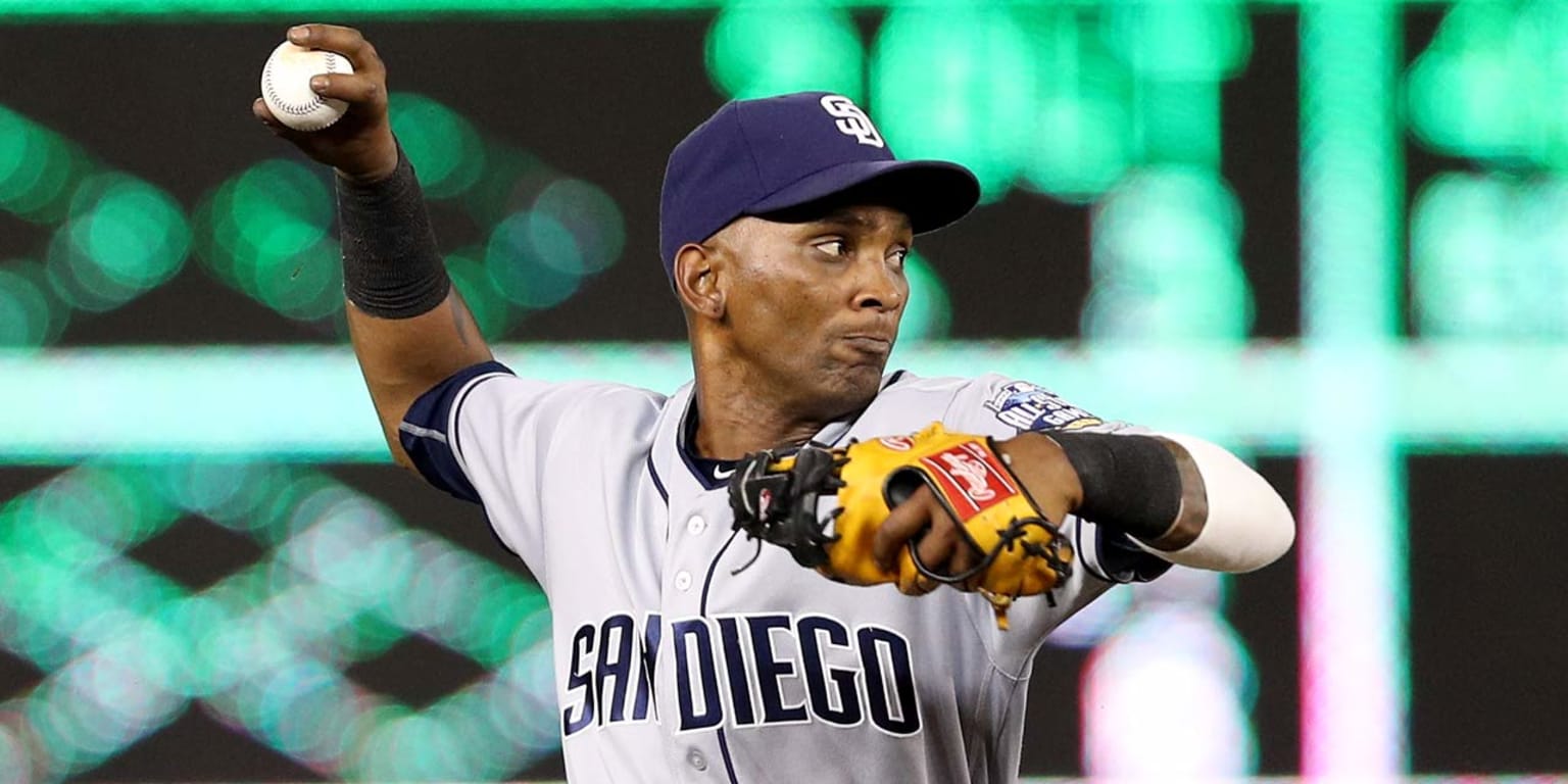 Padres' Alexei Ramirez learns to play outfield