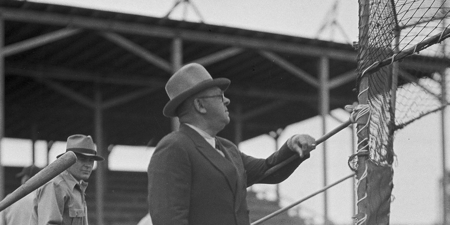 Wilbert Robinson caught grapefruit from a plane