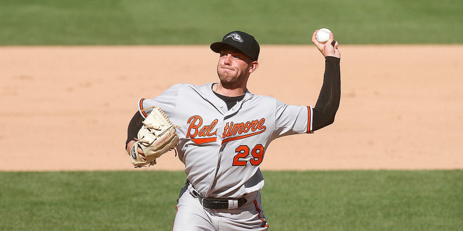 Orioles select Donnie Hart's contract