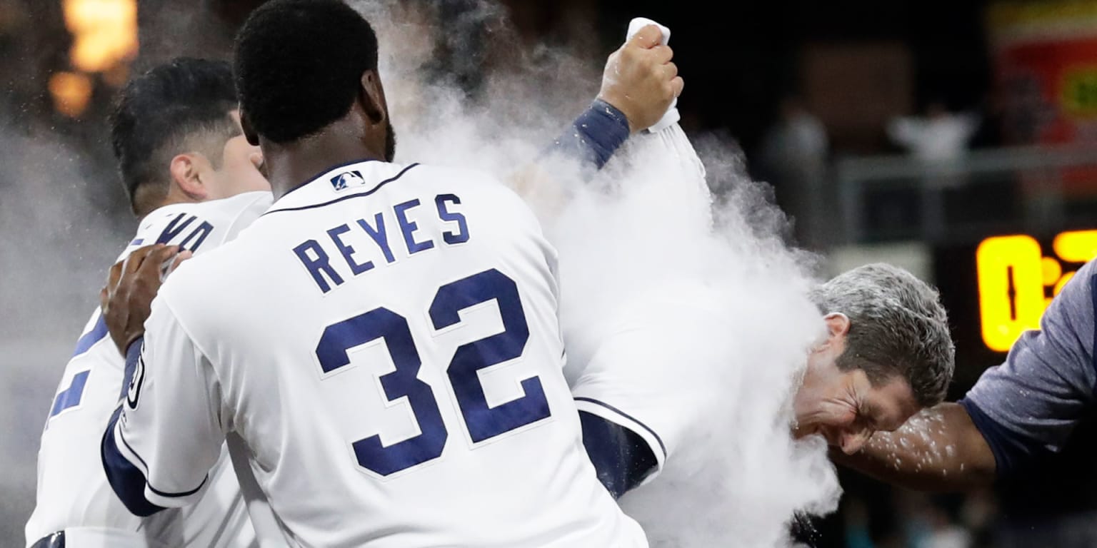 Padres rally in 9th for walk-off vs. Marlins