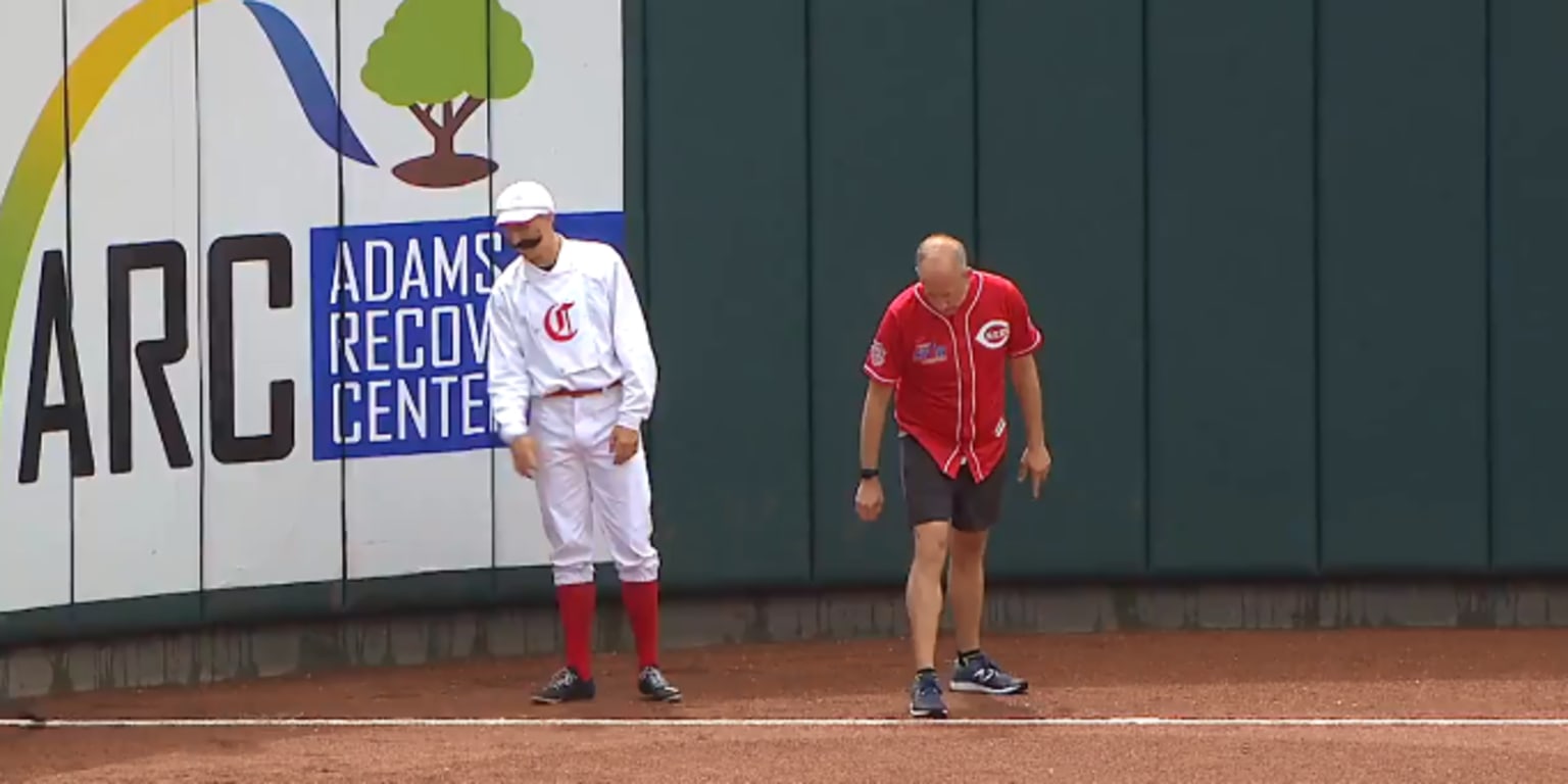 Reds beat writer Mark Sheldon loses 'Stache Dash
