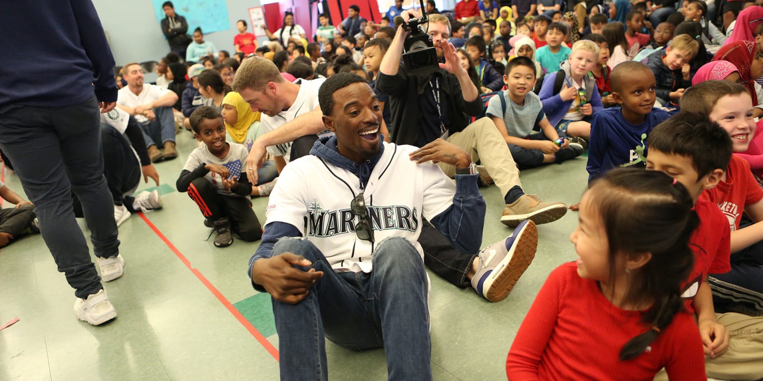 Mariners visit local elementary schools