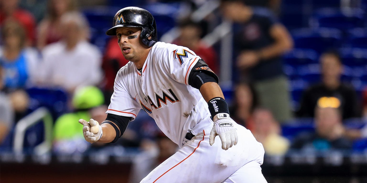 Martín Prado se hace sentir dentro y fuera del terreno en los Marlins