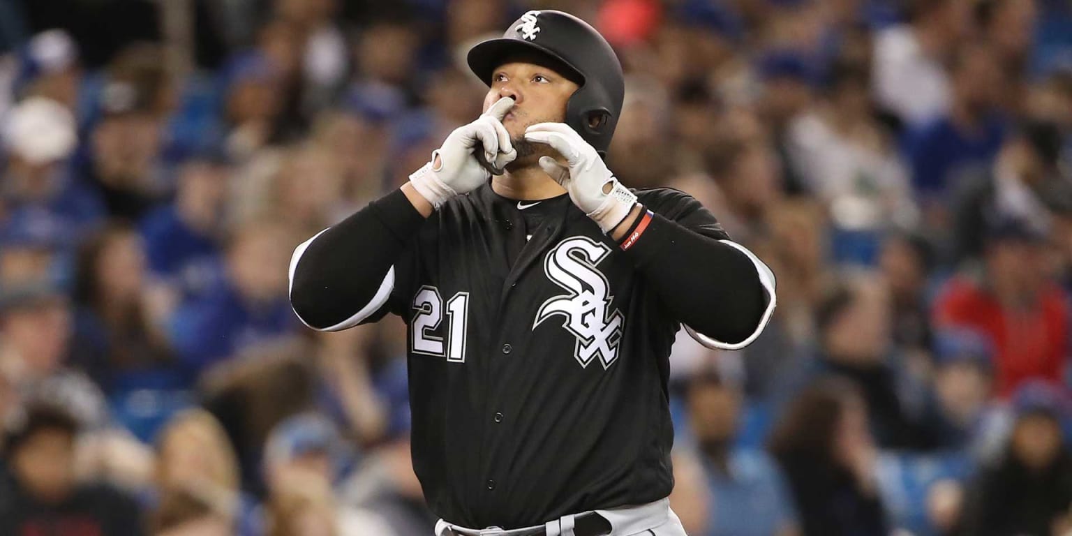 Welington Castillo hits first 2018 home runs