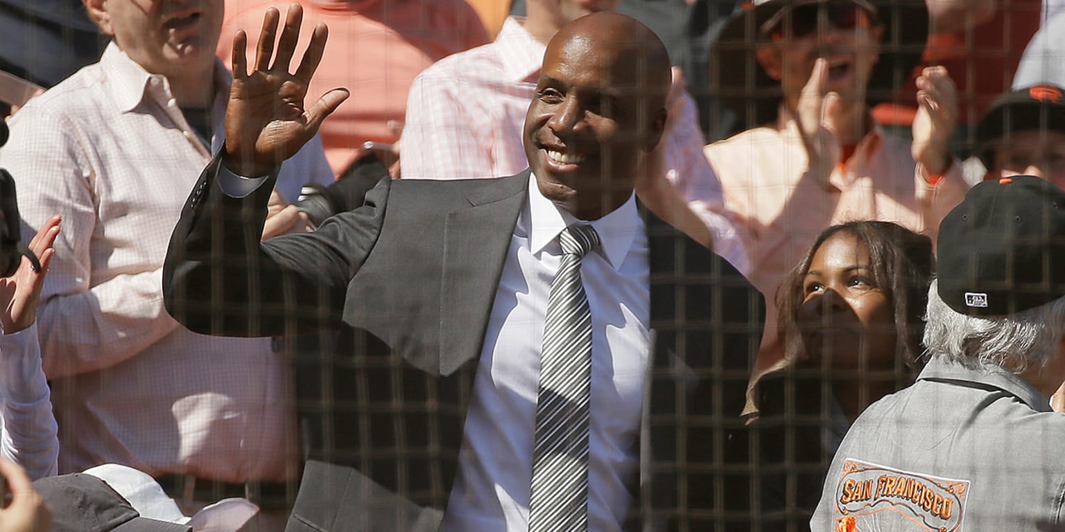 Barry Bonds gets ovation in return to Giants