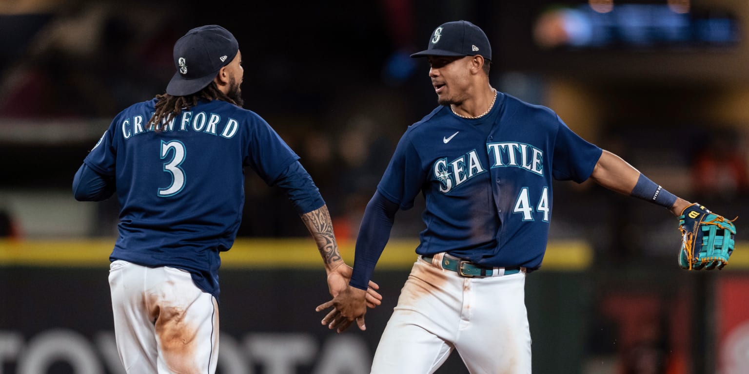 Jesse Winker's double helps power Mariners win