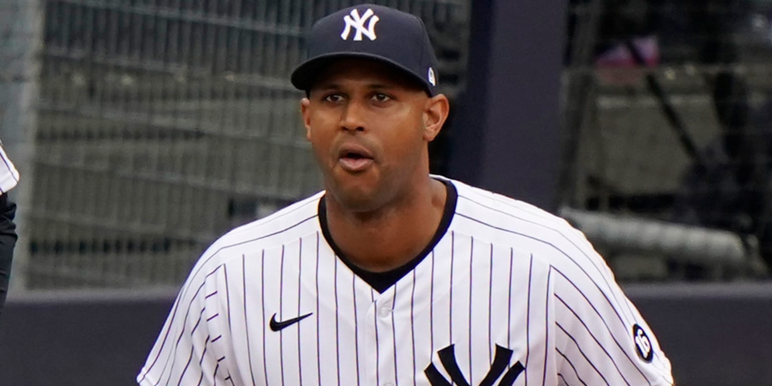 Aaron Hicks rests with back injury