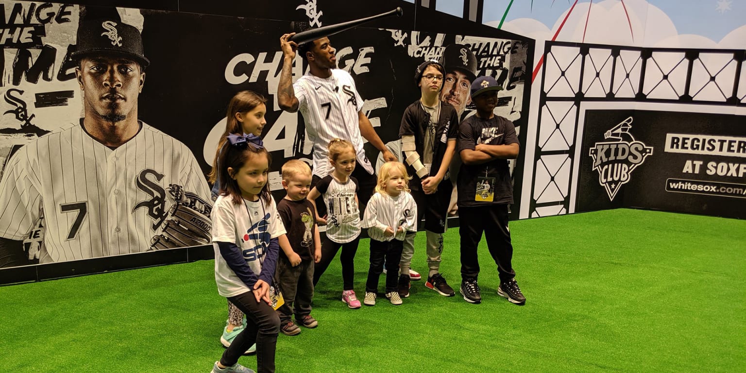 Tim Anderson teaches bat-flip class at SoxFest