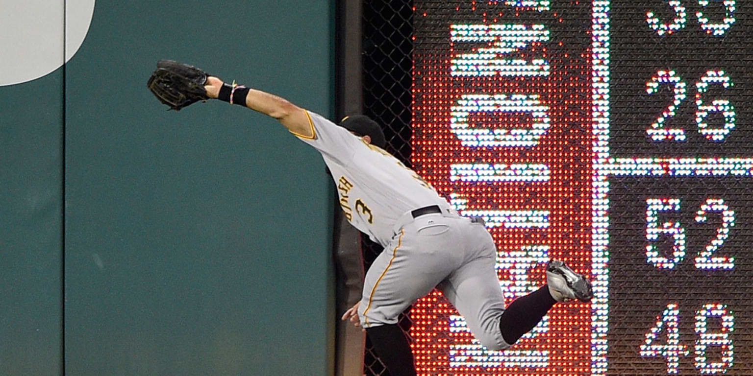 Pirates' Sean Rodriguez makes tremendous catch