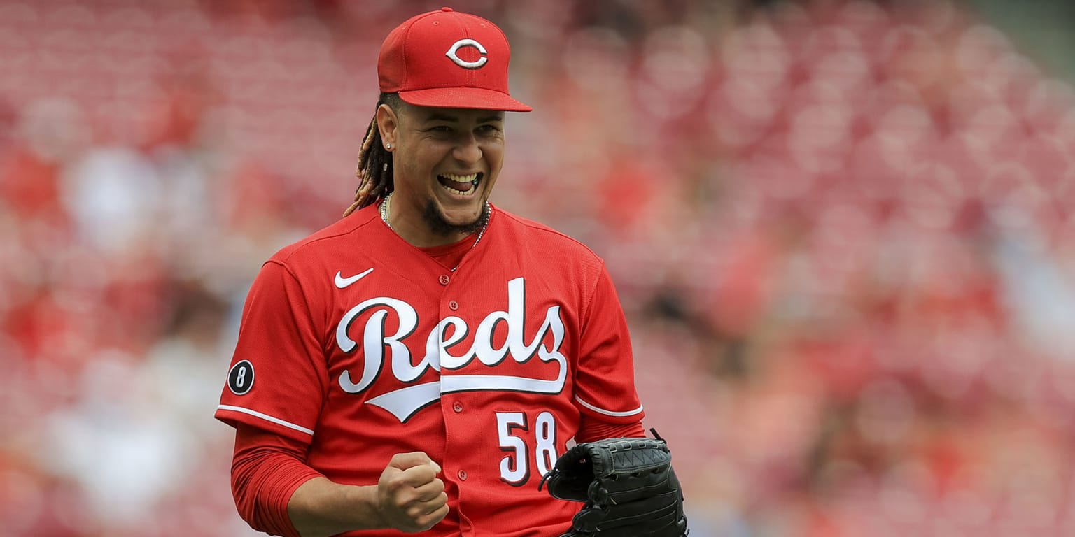 Luis Castillo, Reds hang on to split series vs. Twins