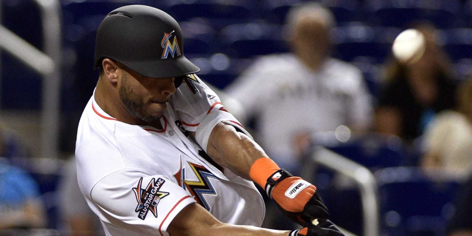 Marlins select contract of Mike Aviles
