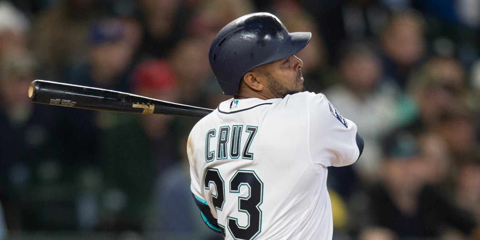 Nelson Cruz leads improving Mariners offense