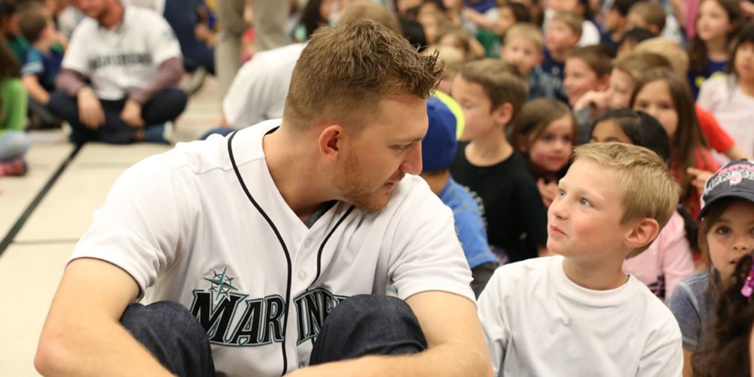 Mariners take part in Education Day for kids