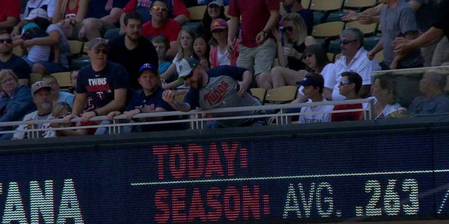 Twins fan takes a break from texting, calmly reels in foul ball over ...